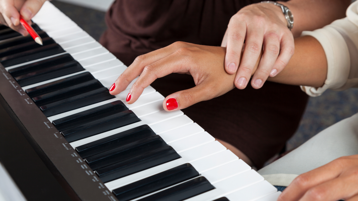 Cómo tocar el piano desde cero: guía completa | Superprof