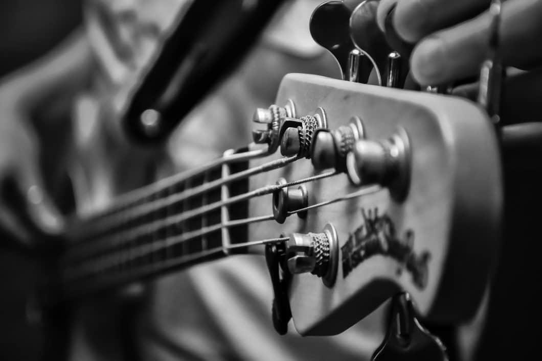 Guitarra: Historia del Bajo